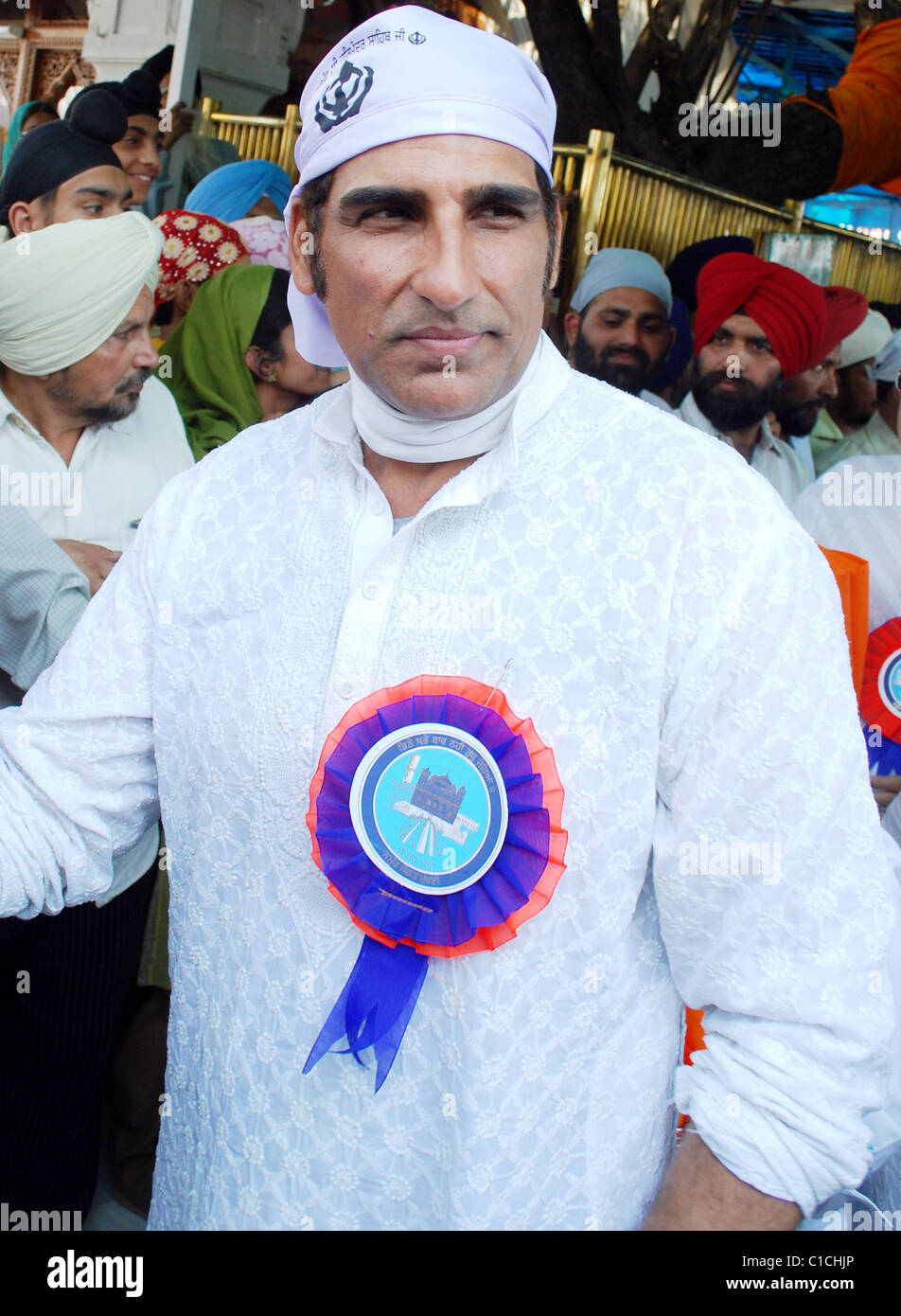 Bollywood Actor Mukesh Rishi on his way to pay obeisance at Golden ...