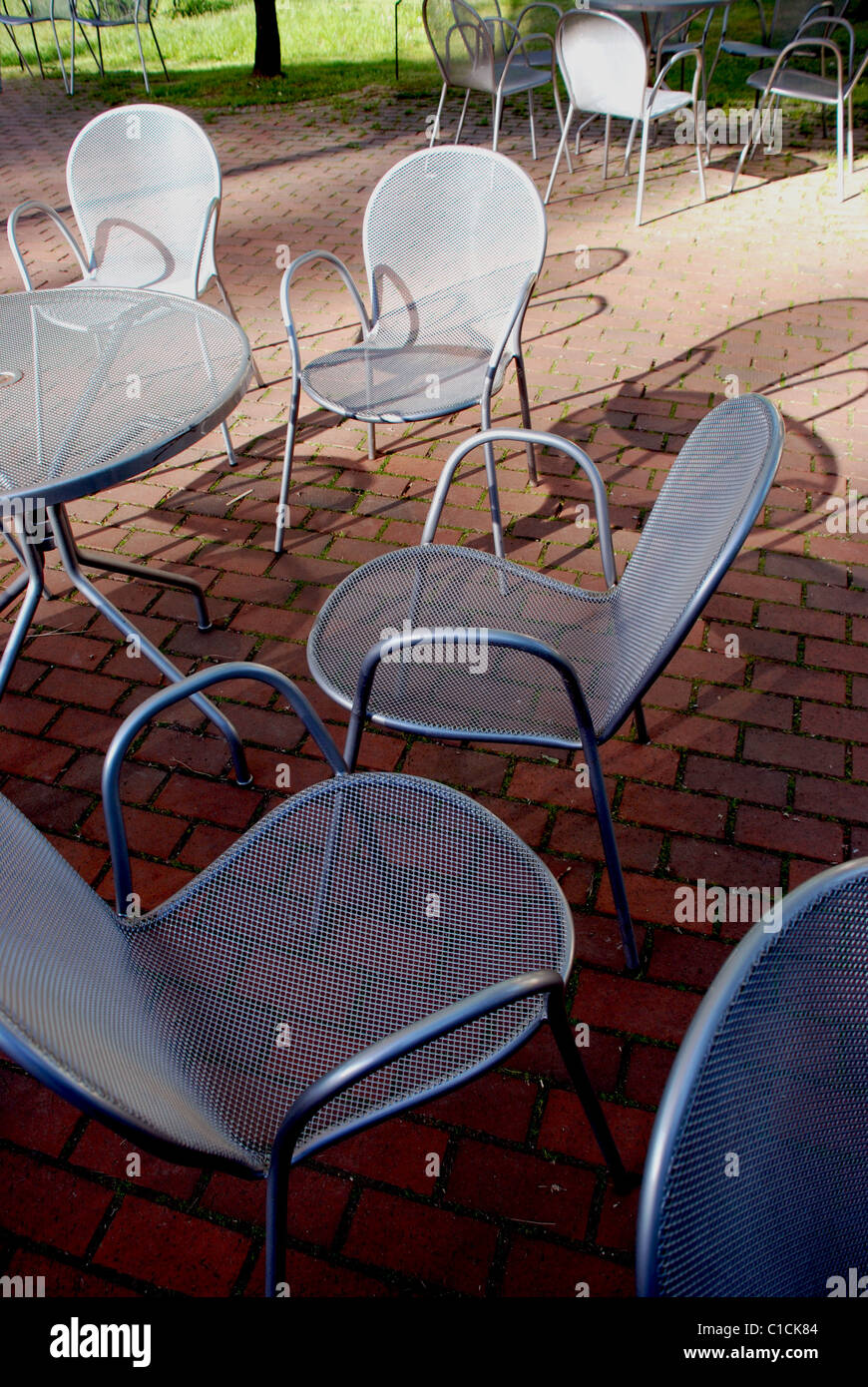 Metal table chairs in courtyard hi-res stock photography and images - Alamy