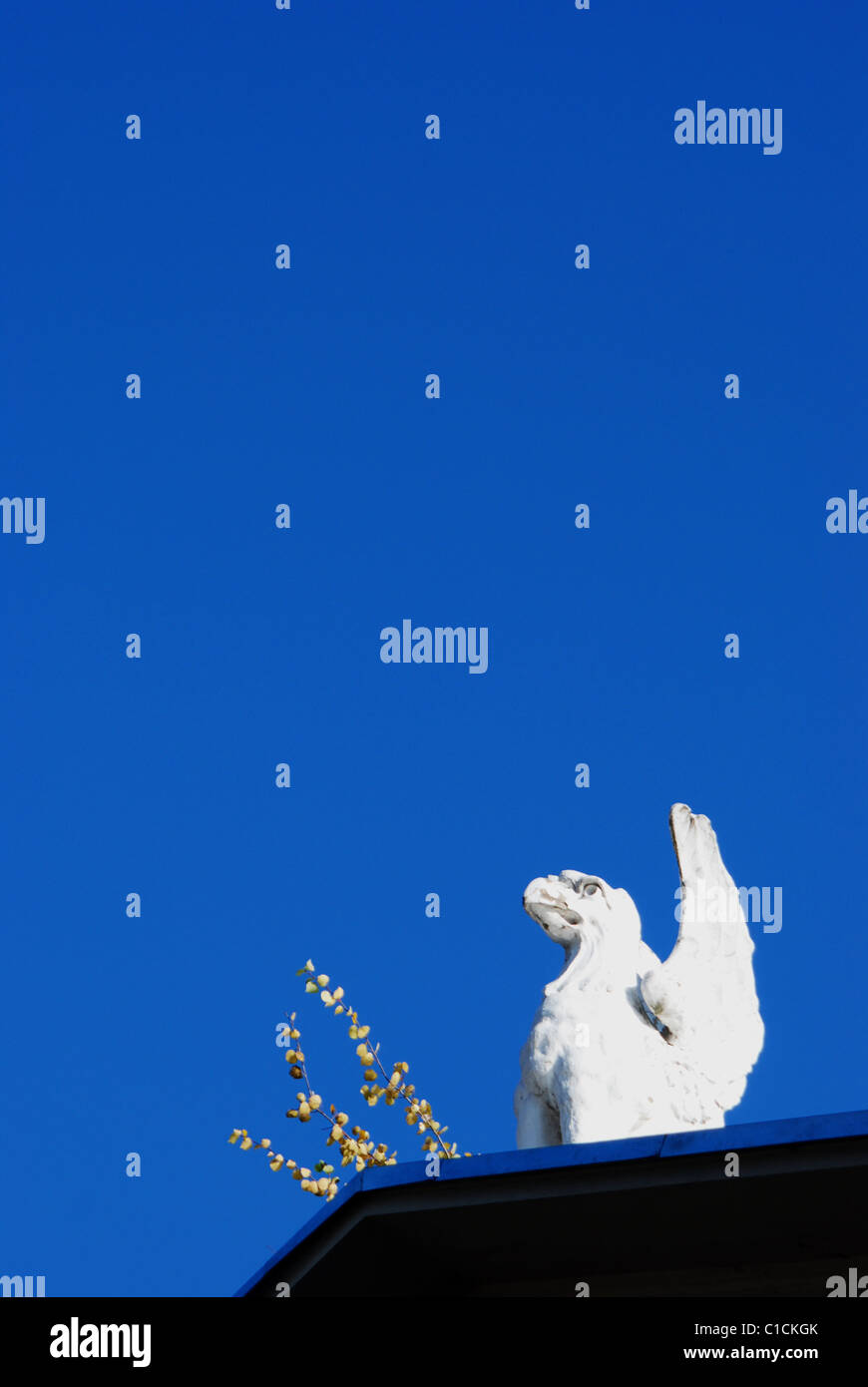 Bird sculpture on roof building hi-res stock photography and images - Alamy