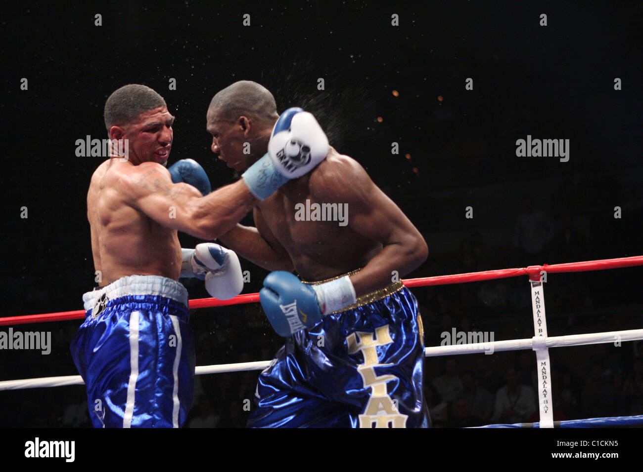 Chris Arreloa defeats Jameel McCline in the 4th round at the Mandalay ...