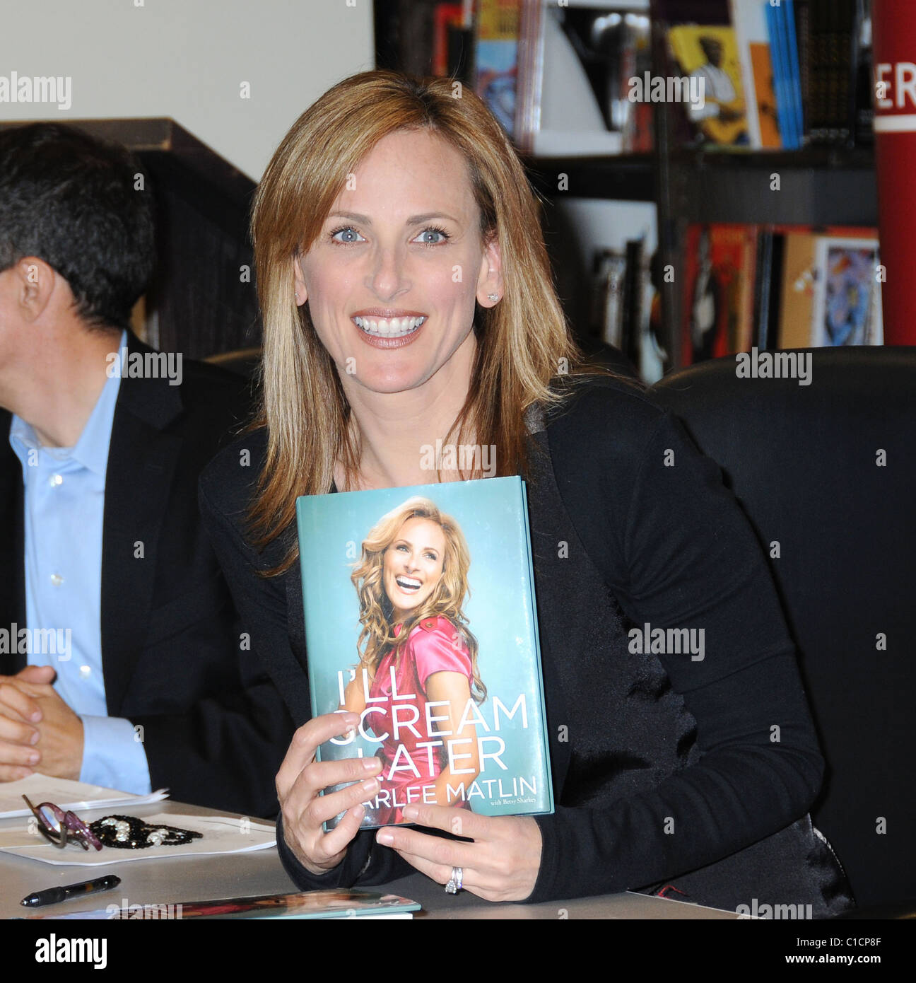 Marlee Matlin autograph signing her book "I'll Scream Later" at Borders ...