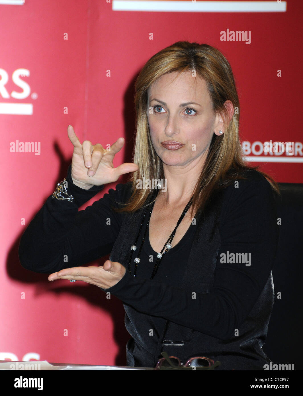 Marlee Matlin autograph signing her book "I'll Scream Later" at Borders ...