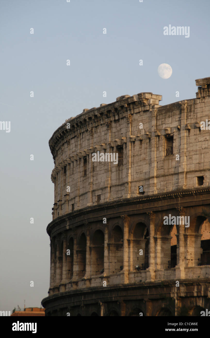 the colosseum amphitheatre wall facade, rome Stock Photo - Alamy