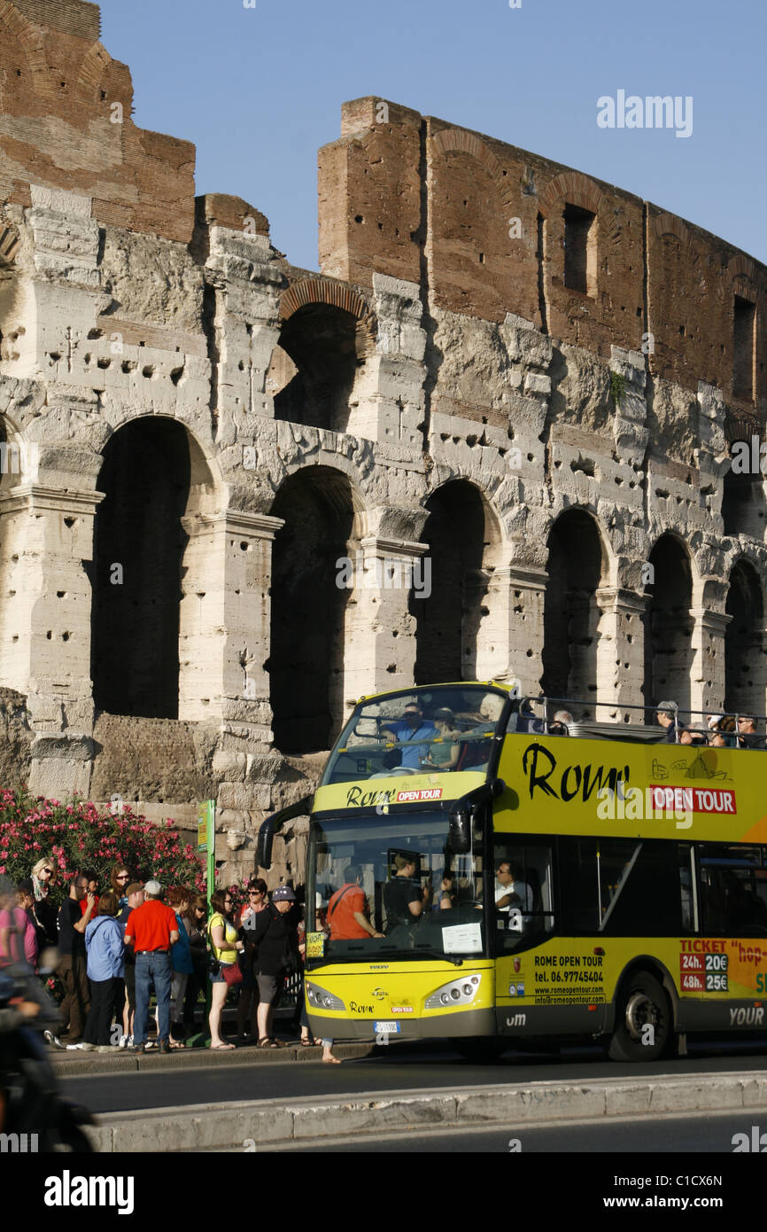 the colosseum amphitheatre wall facade, rome Stock Photo - Alamy