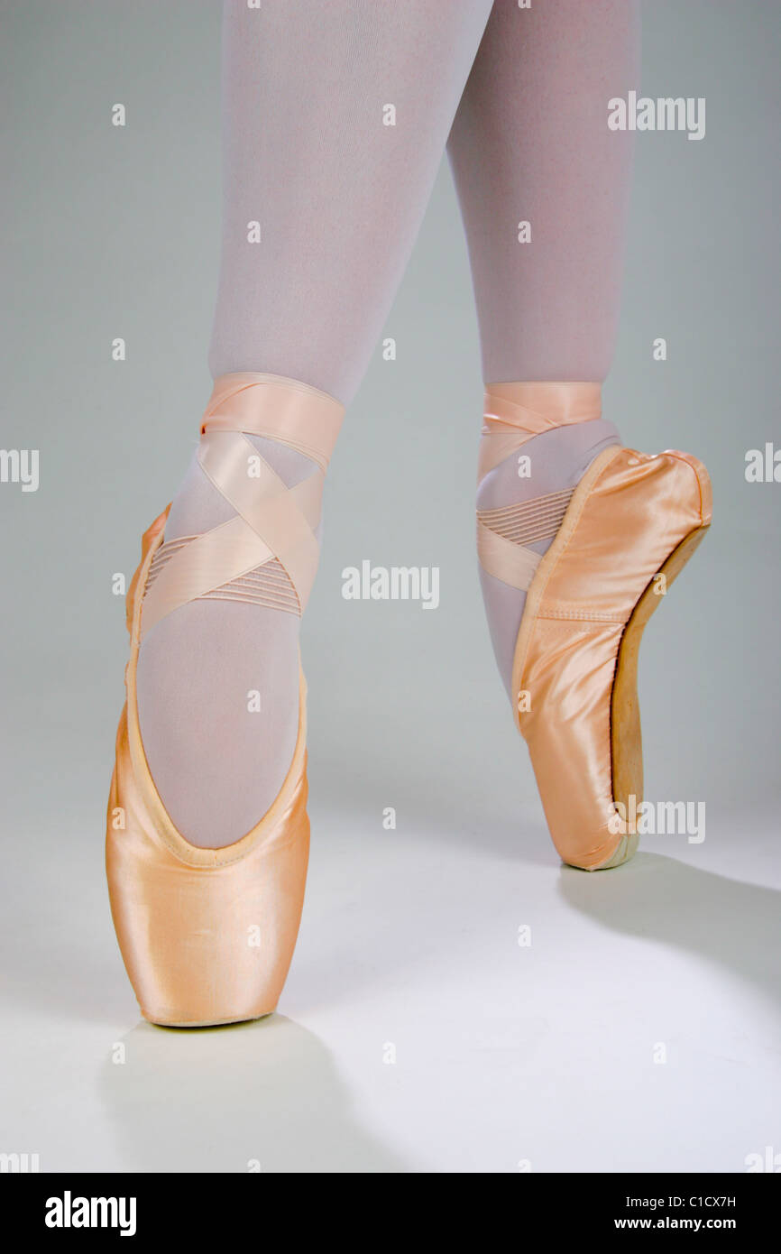 Pointe Shoes en pointe in 4th position Stock Photo - Alamy