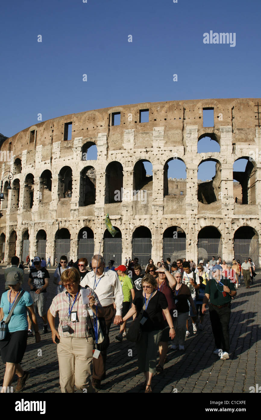 the colosseum amphitheatre wall facade, rome Stock Photo - Alamy