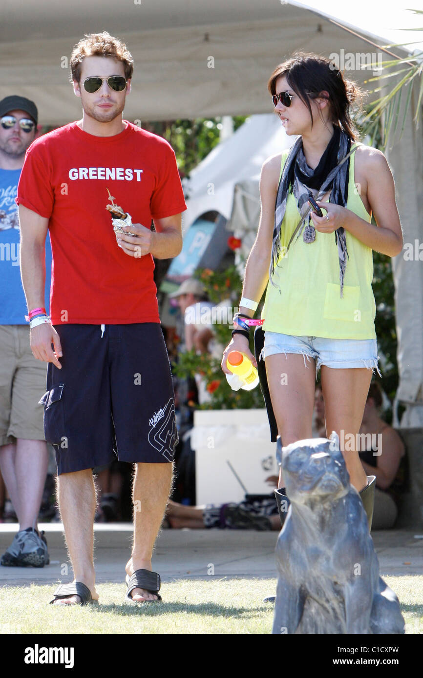 Jessica Stroup Boyfriend Dustin Milligan Naughty But Nice