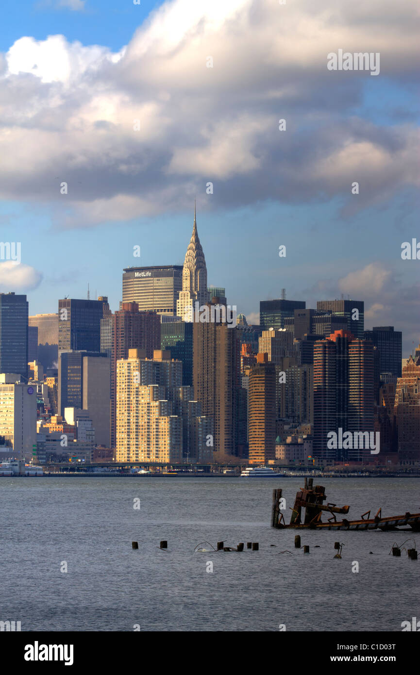 Midtown Manhattan skyline with the Chrysler and MetLife buildings ...