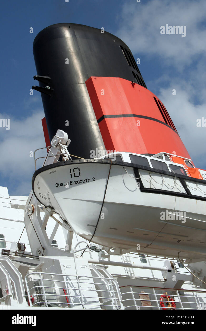 Lifeboat and funnel of the Cunard Queen Elizabeth II docked at Circular ...