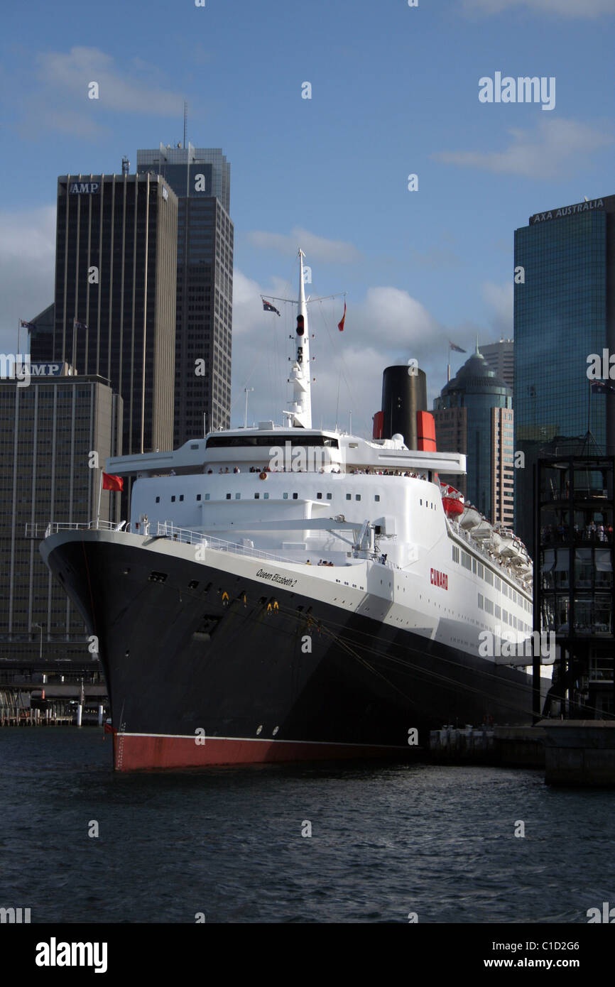 Queen elizabeth ii ship hi-res stock photography and images - Alamy