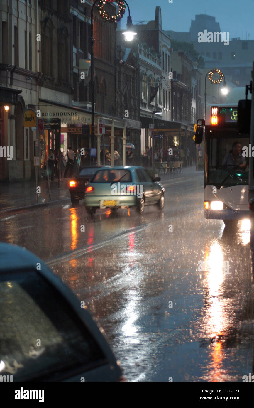 NIGHT VIEW OF AN INNER CITY STREET OF SYDNEY WITH CARS TRAVELLING IN ...