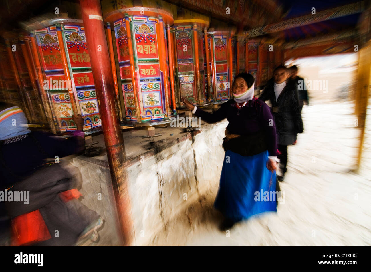 Tibetan pilgrims on their way to Labrang Monastery Stock Photo - Alamy
