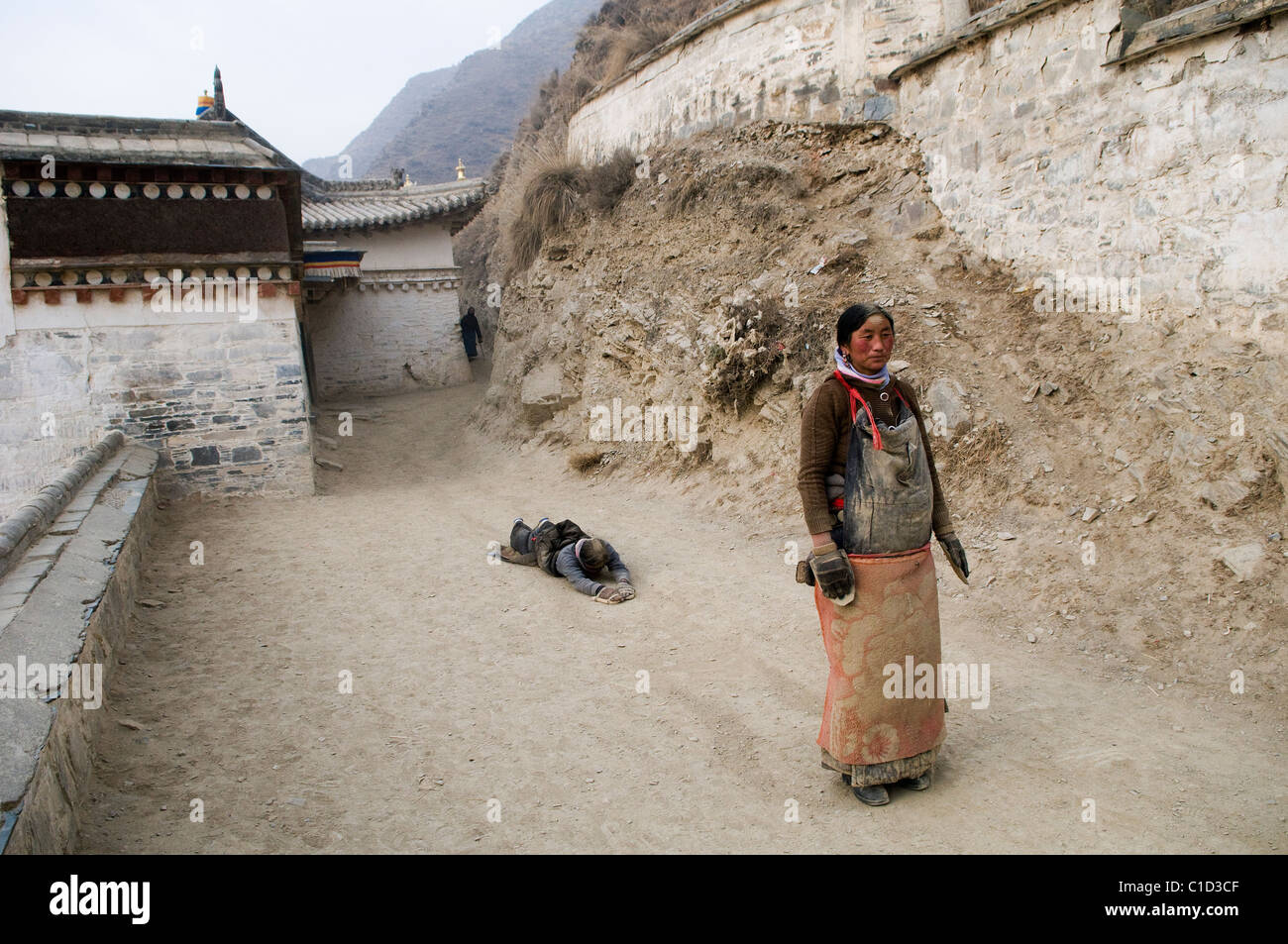 Tibetan pilgrims on their way to Labrang Monastery Stock Photo - Alamy