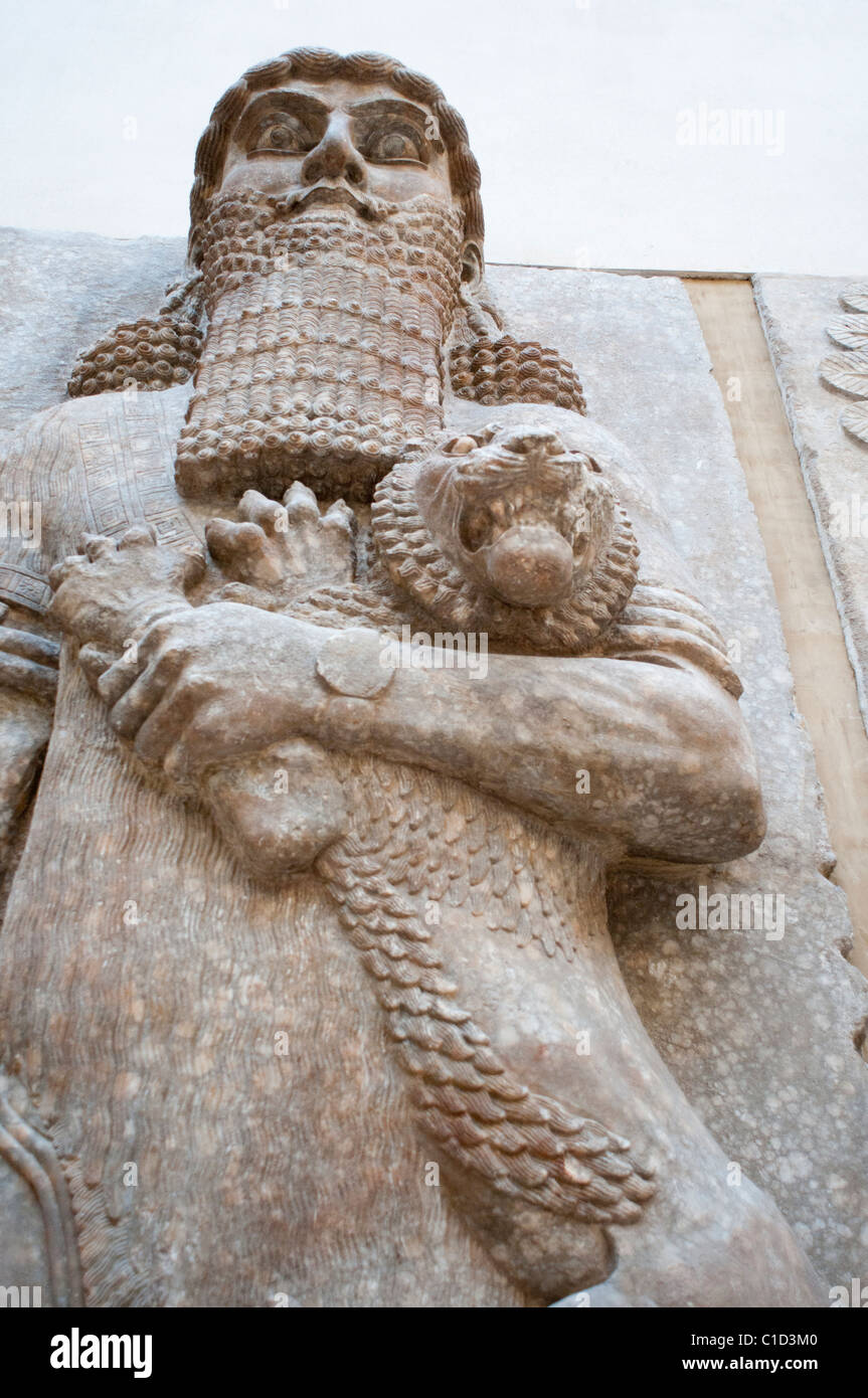 Sculptures in the Mesopotamia "Iraqi Art" section of the Louvre in ...