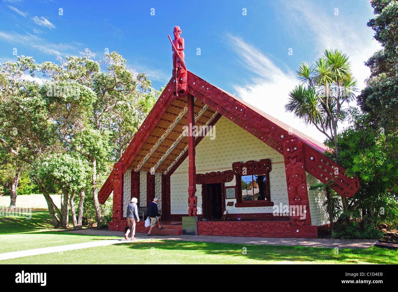 Maori traditional meeting house at waitangi hi-res stock photography ...
