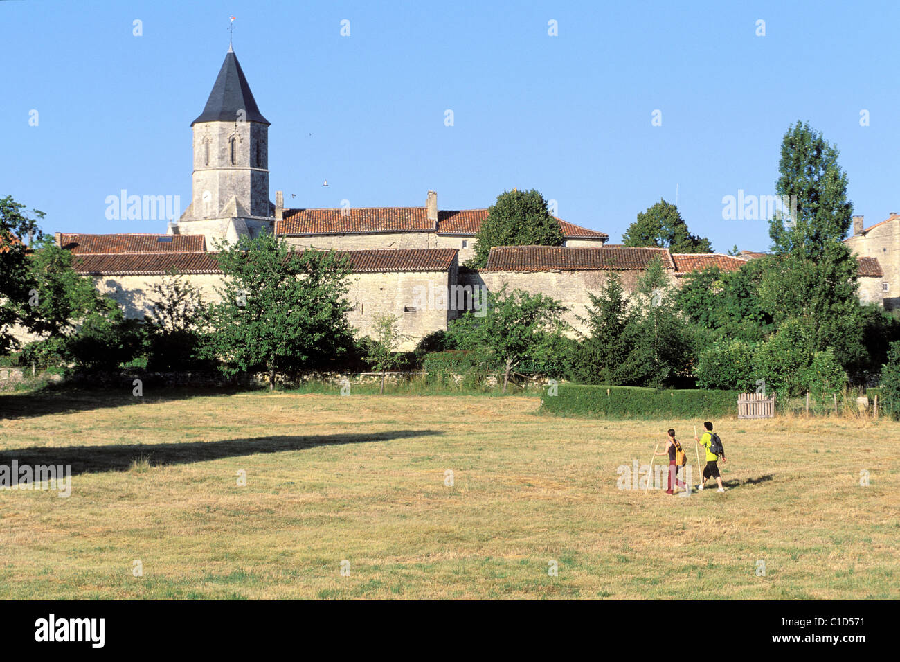 France, Charente, Tusson, on The road of Compostelle, pilgrims arriving in the village Stock ...