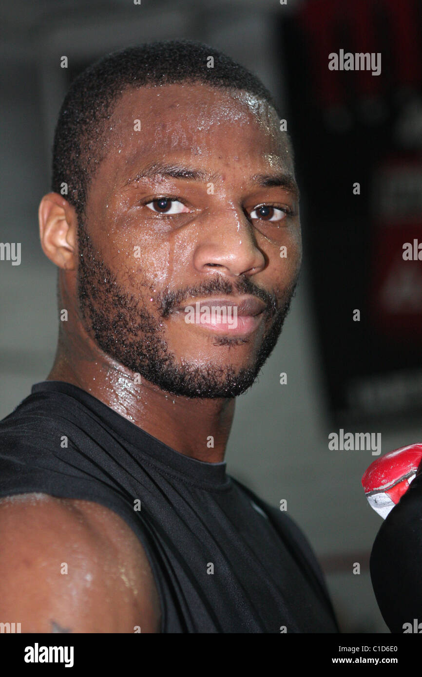 IBF/IBO Light Heavyweight Champion Chad Dawson shows his skills to the ...