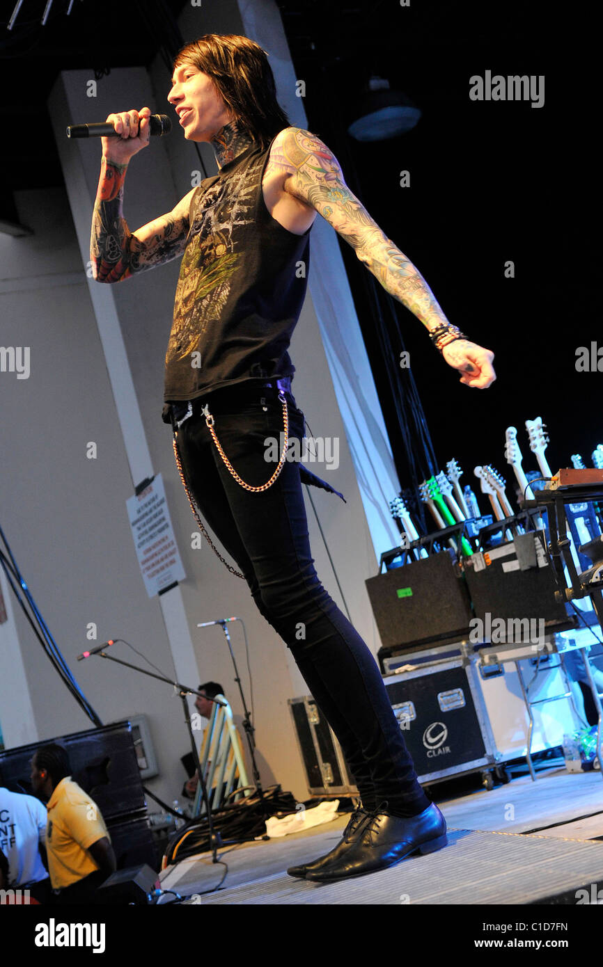 Trace Cyrus, brother of Miley Cyrus and singer of Metro Station ...