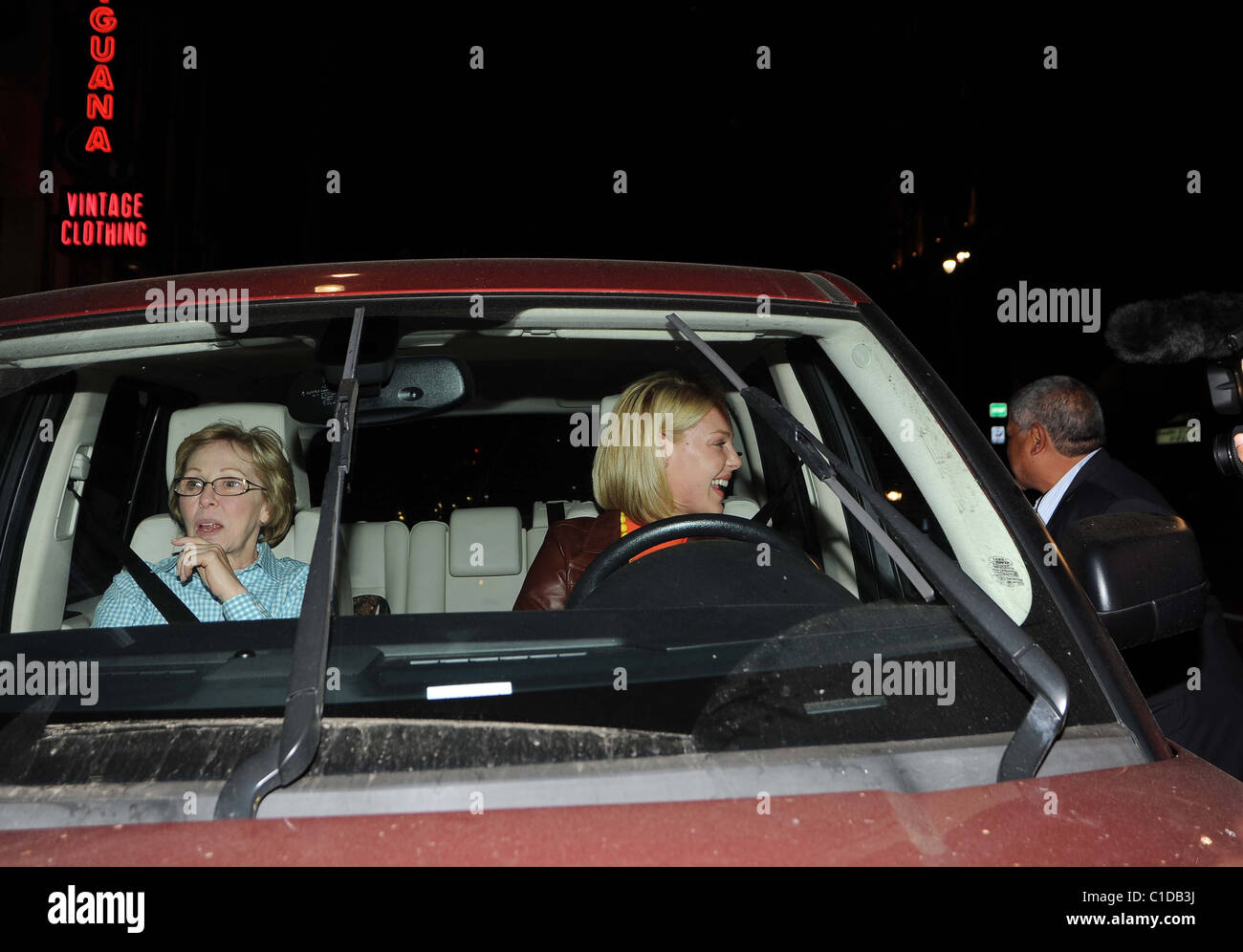 Katherine Heigl and her mother Nancy Heigl are mobbed by fans and ...