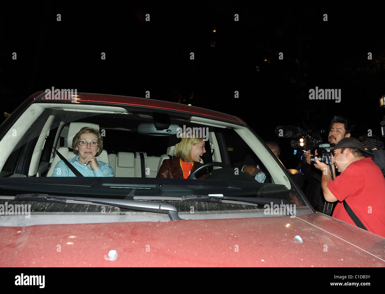 Katherine Heigl and her mother Nancy Heigl are mobbed by fans and ...