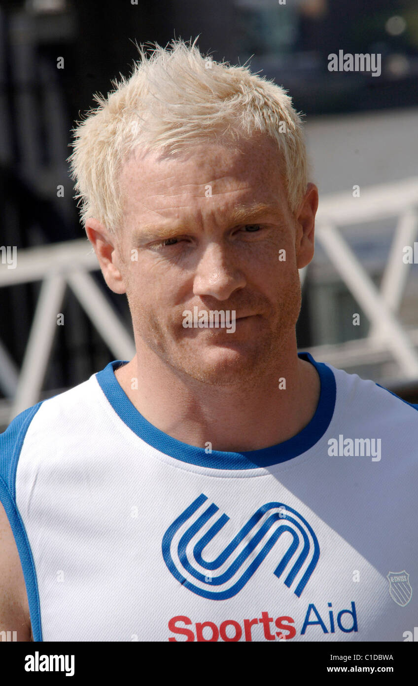 Iwan Thomas pose during a 'Celebrity Marathon Runners' photocall ...