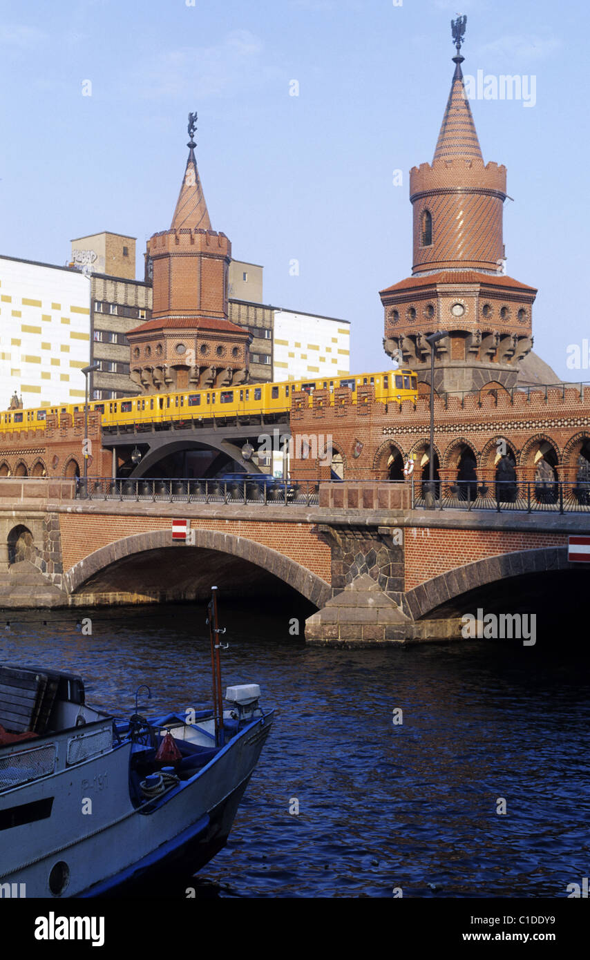 Germany, Berlin, Kreusberg district, Ober bridge on Spree river Stock ...