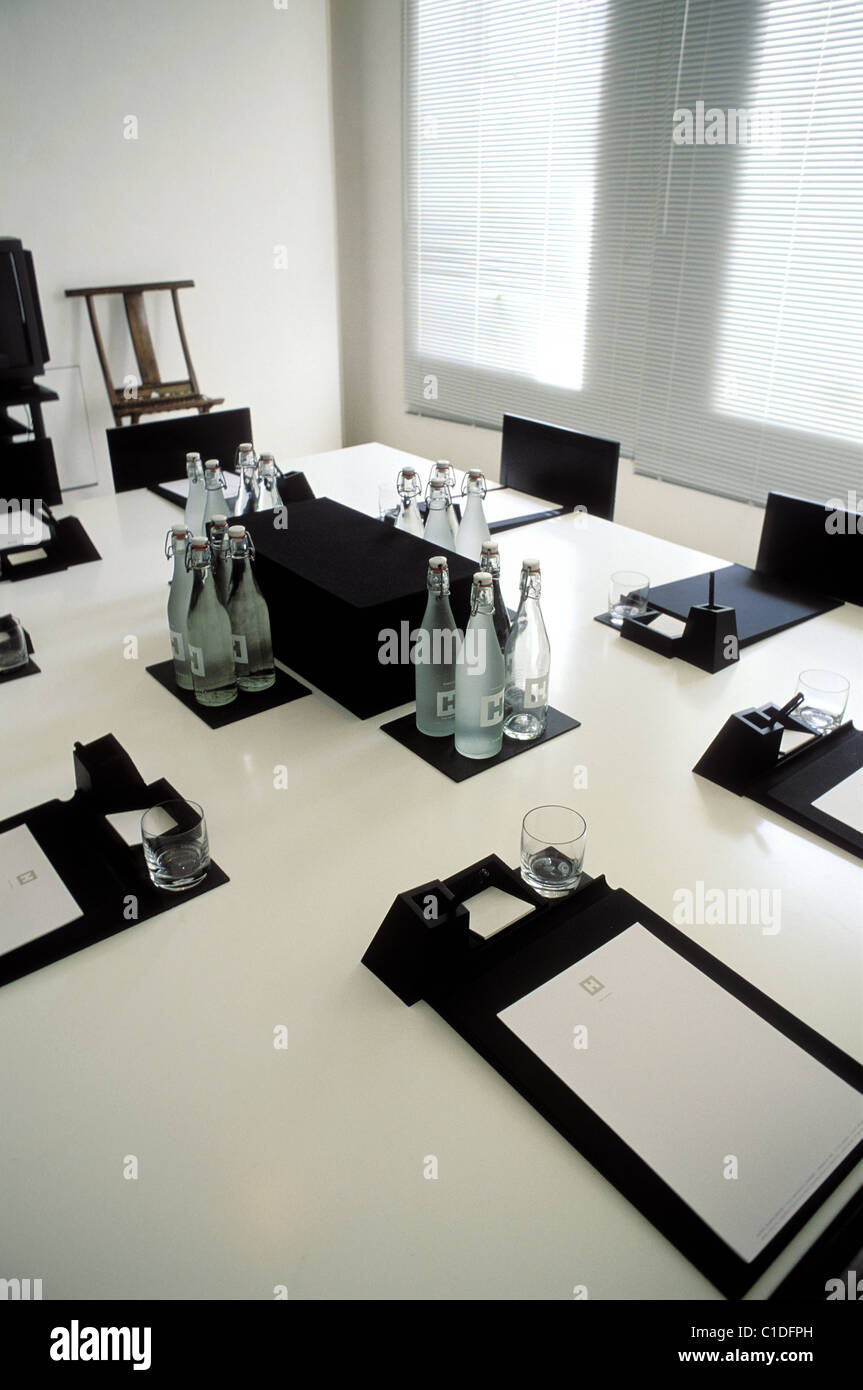 United Kingdom, London, meeting table at the Hempel hotel, Craven Hill ...
