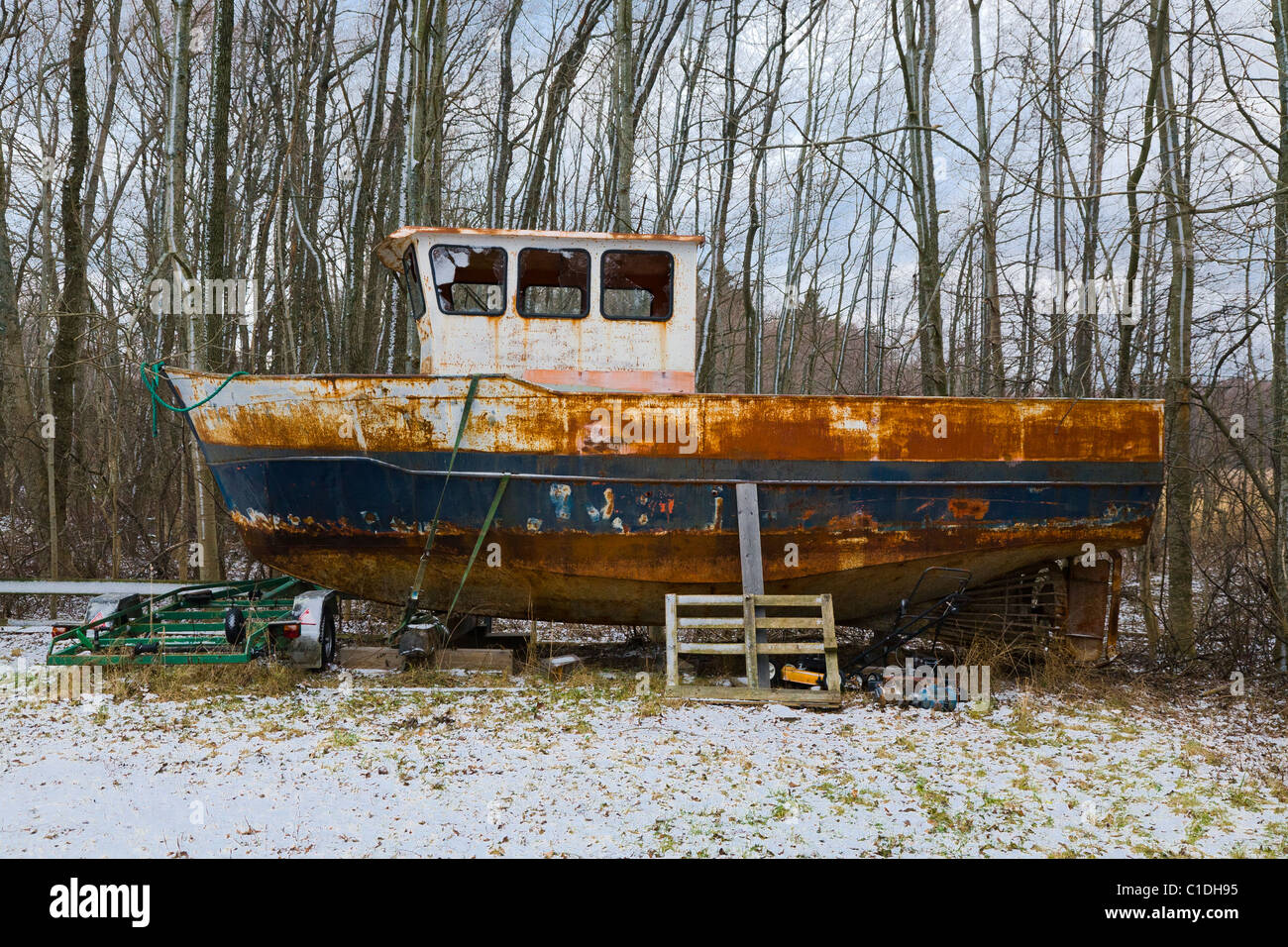 Abandoned rusty boat Stock Photo - Alamy