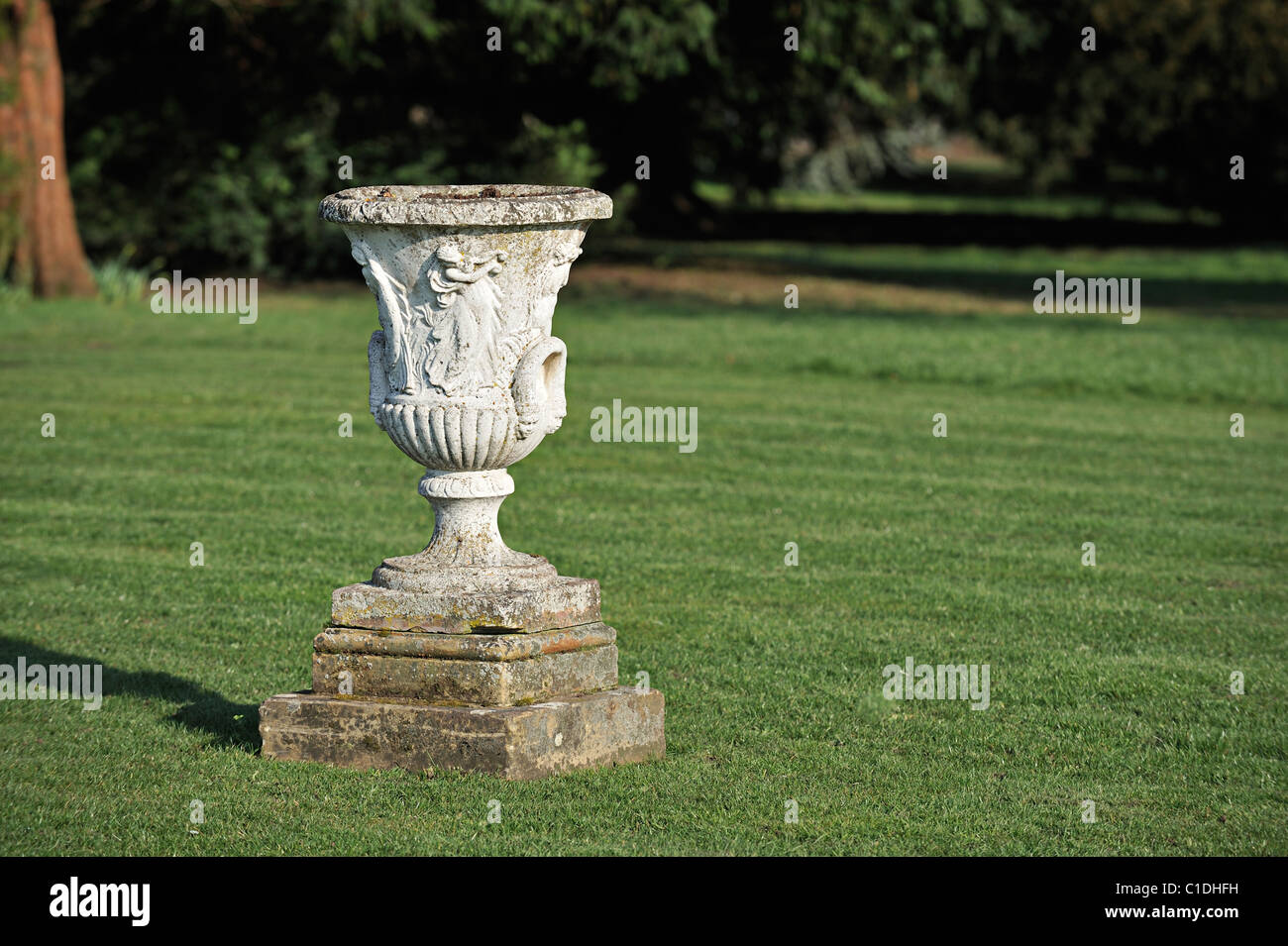 Stone garden vase hi-res stock photography and images - Alamy