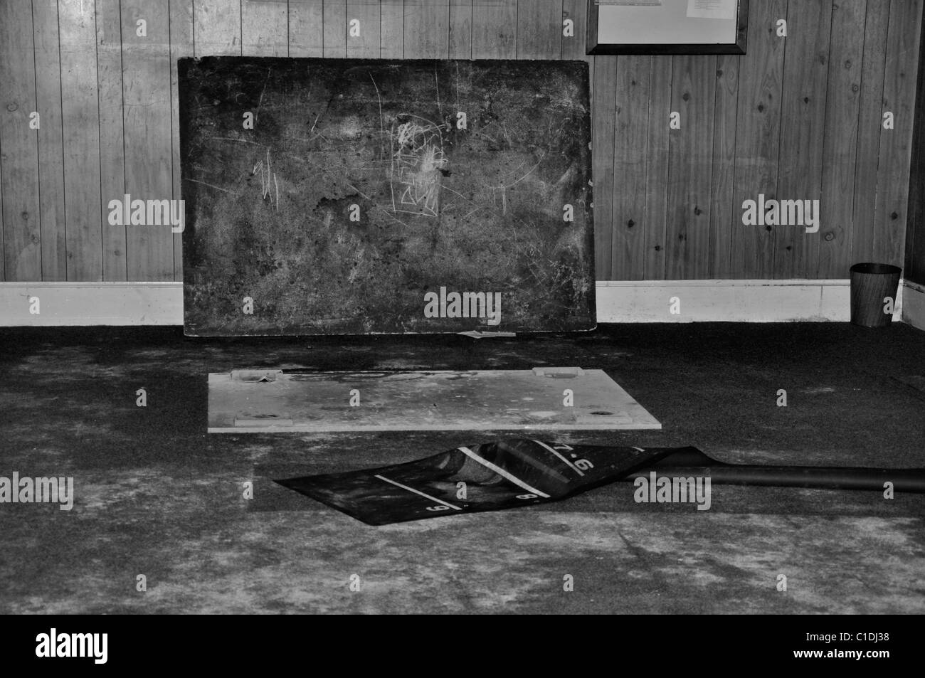 pool table old pub empty black and white Stock Photo - Alamy