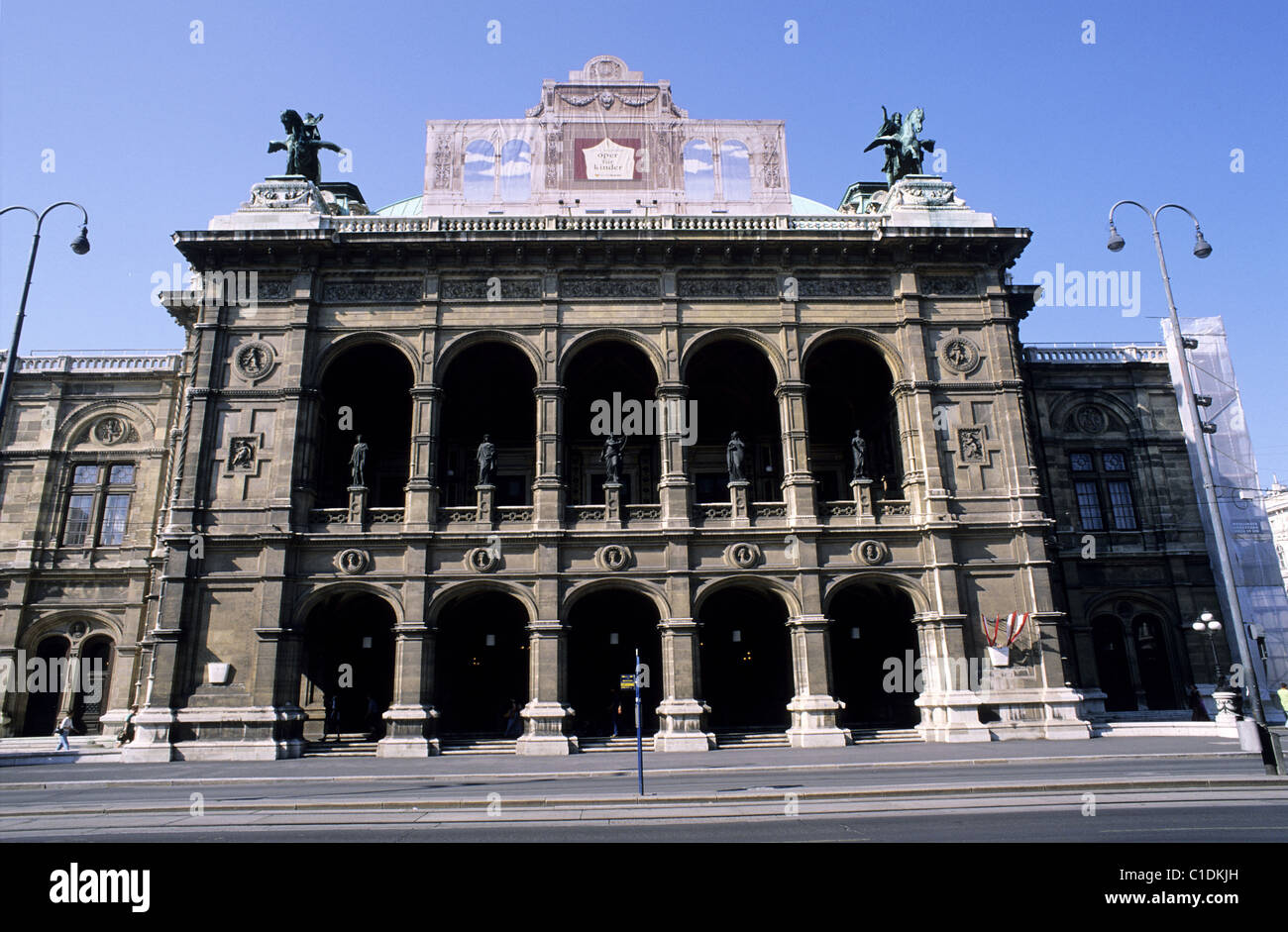 Austria, Vienna, the State Opera (Staatsoper) alongside de Opern Ring ...