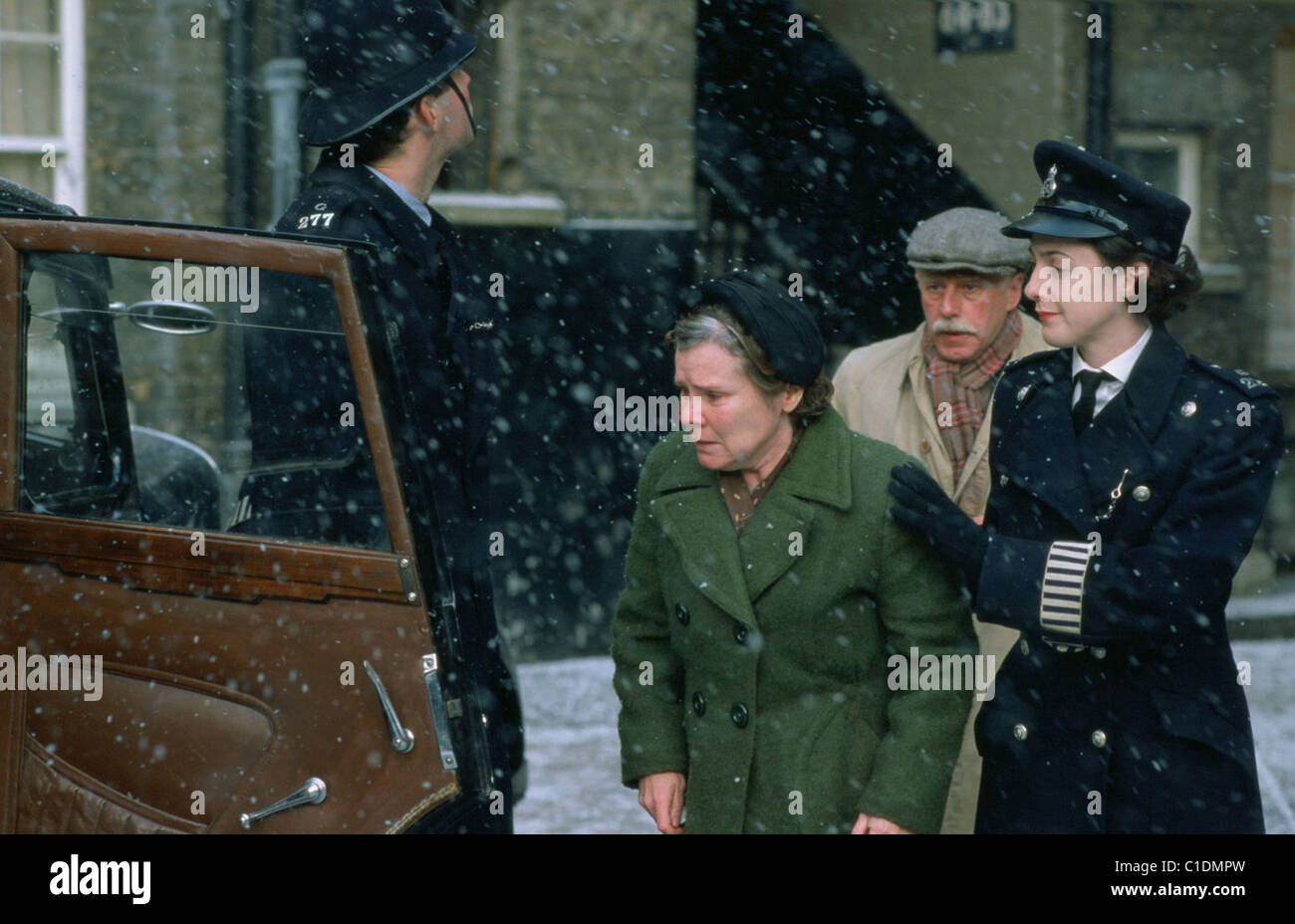 VERA DRAKE (2004) IMELDA STAUNTON MIKE LEIGH (DIR), HELEN COKER, PHILIP ...