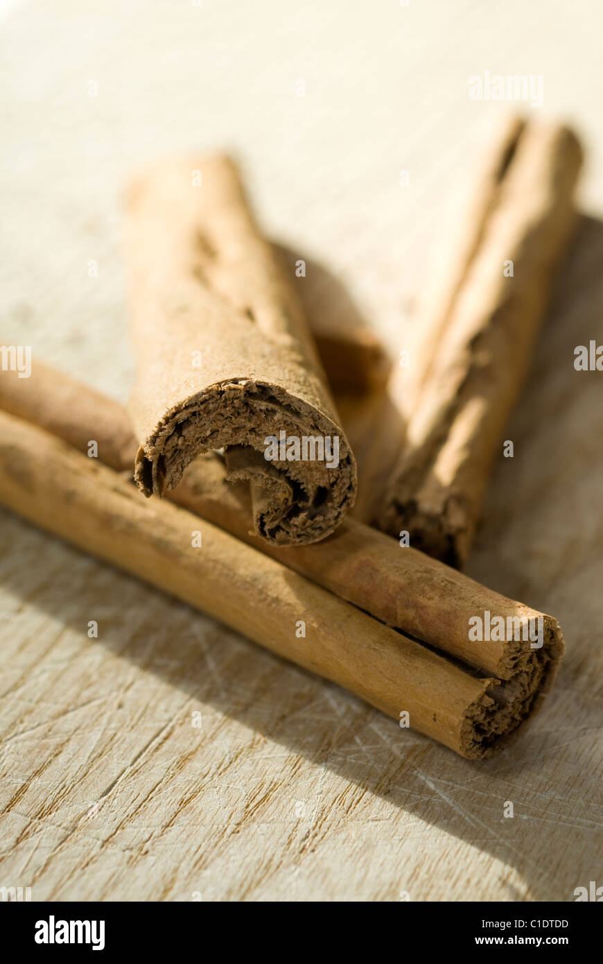 Whole cinammon sticks Stock Photo - Alamy