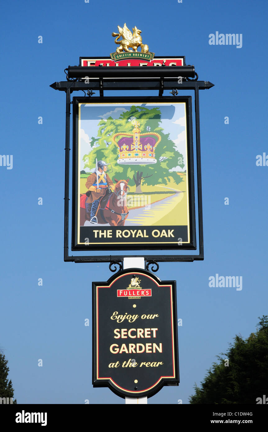 Royal oak pub sign hi-res stock photography and images - Alamy