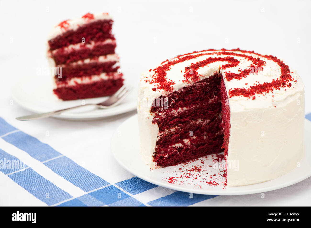 Bright red layers cake hi-res stock photography and images - Alamy