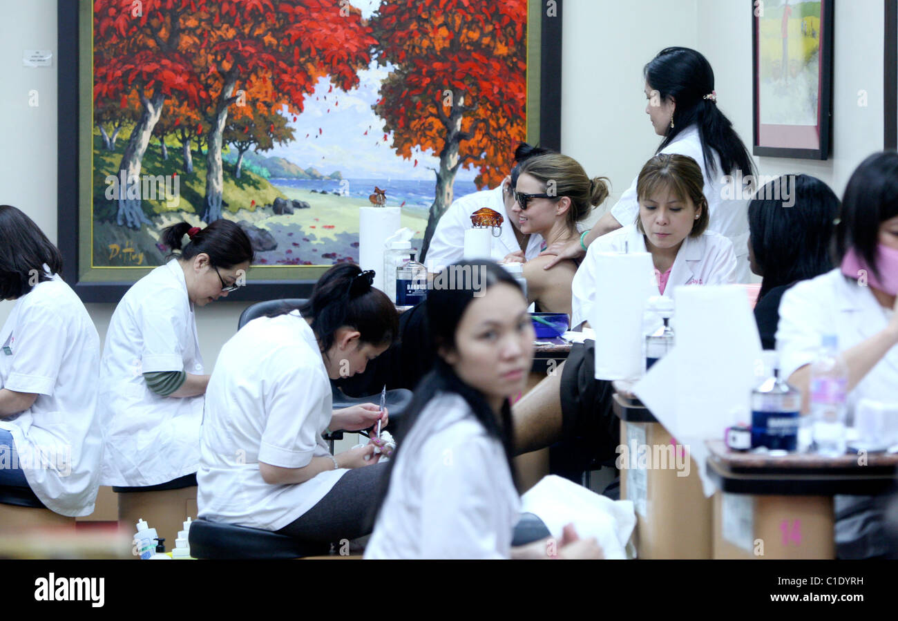 Miranda Kerr visits a nail salon for a manicure and pedicure Los ...