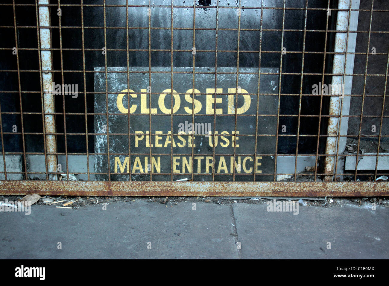 Closed sign outside a shop in London Stock Photo - Alamy