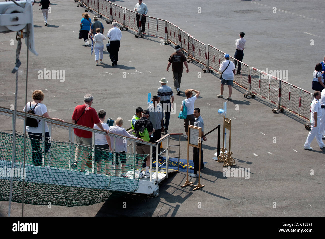 Passengers Disembarking a Cruise Ship Stock Photo - Alamy