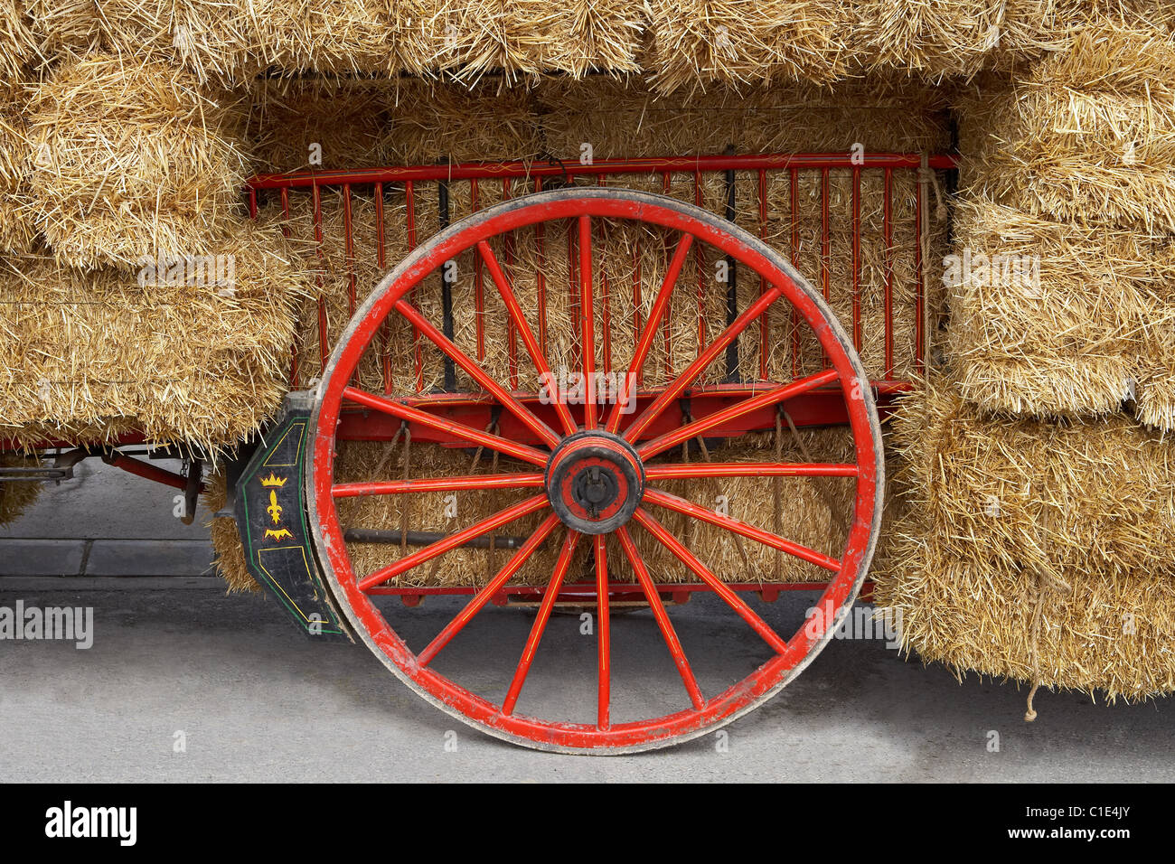 Straw cart hi-res stock photography and images - Alamy