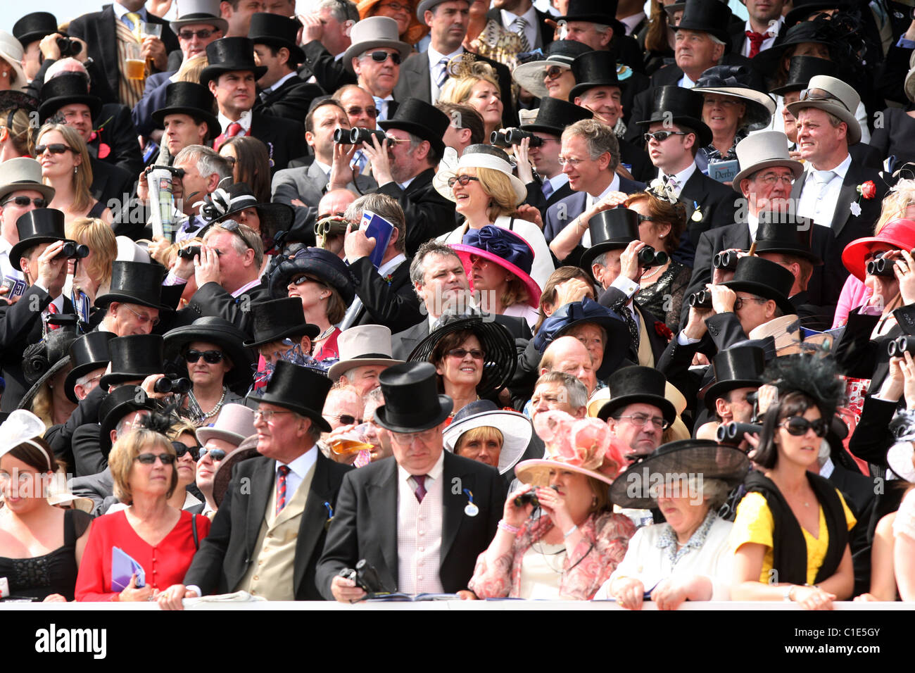 Elegant crowd hi-res stock photography and images - Alamy