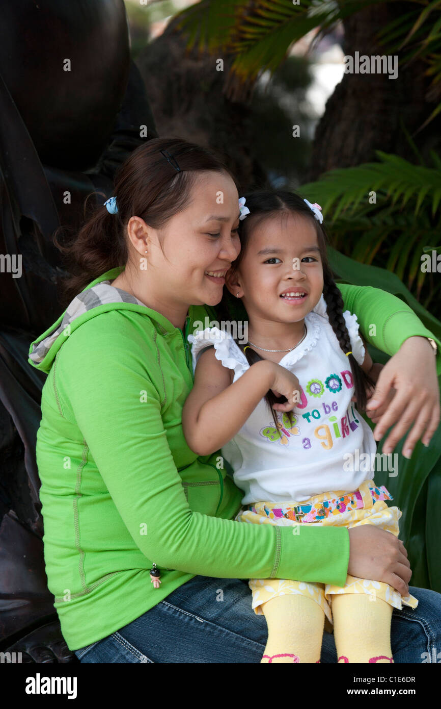 Vietnamese Mother and Daughter Stock Photo - Alamy