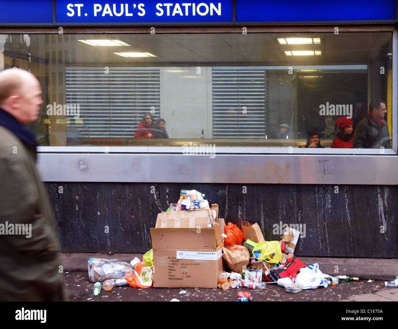 People passing trash hi-res stock photography and images - Alamy