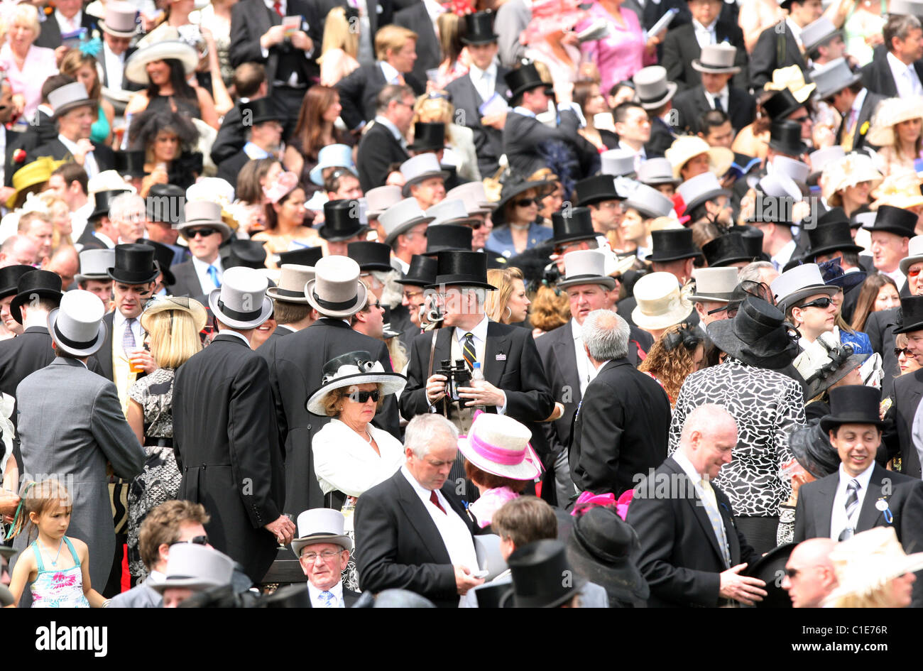 Horse racing crowd spectators audience hi-res stock photography and ...