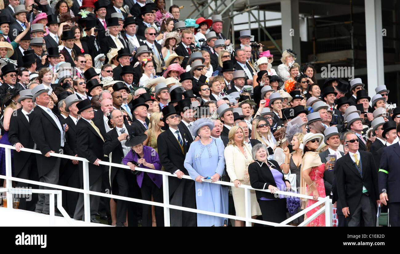 Horse racing crowd hi-res stock photography and images - Alamy