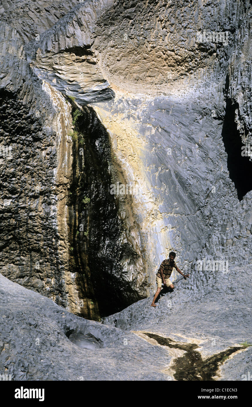 Niger, Sahara, the waterfall of the Timia oasis in the mountainous ...