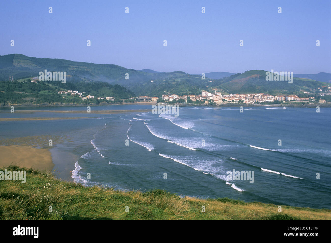 Spain, Basque Country, the Biscayan coast, the estuary with Mundaka in ...