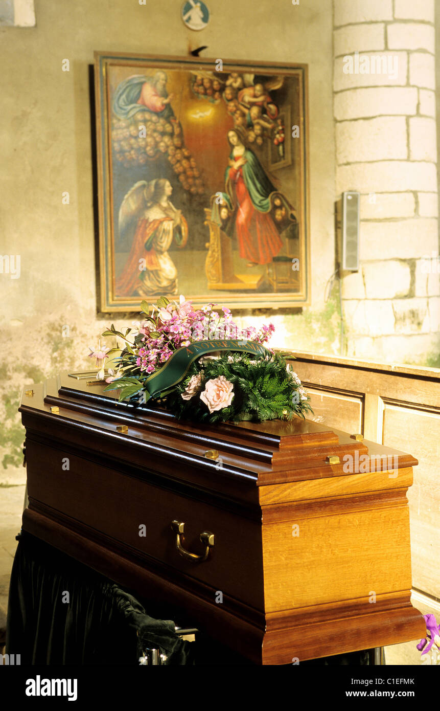 Coffin in a church hi-res stock photography and images - Alamy