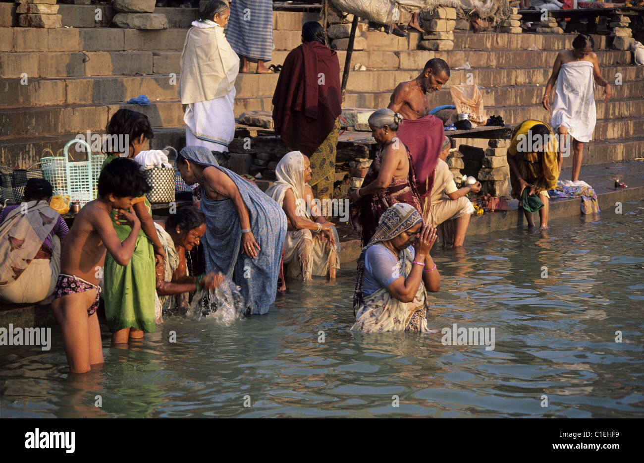 India, Uttar Pradesh, Varanasi (Benares) morning ablution in the Gange ...