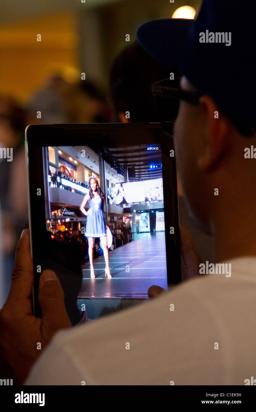 ipad video recording fashion show Stock Photo - Alamy