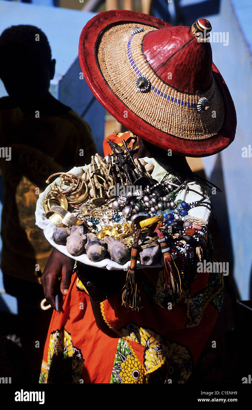 Mali, Mopti province, souvenirs salesman Stock Photo - Alamy